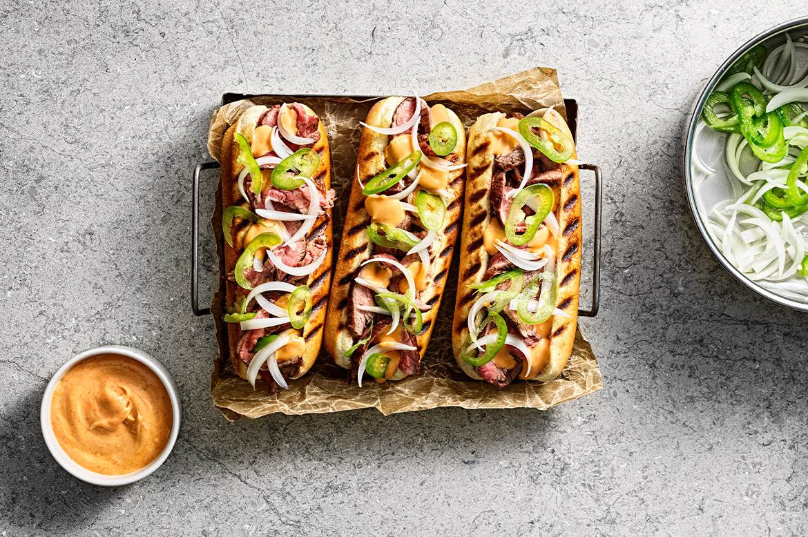 CHEESE STEAK MED PICKLAD SILVERLÖK OCH JALAPEÑO | Korvbrödsbagarn